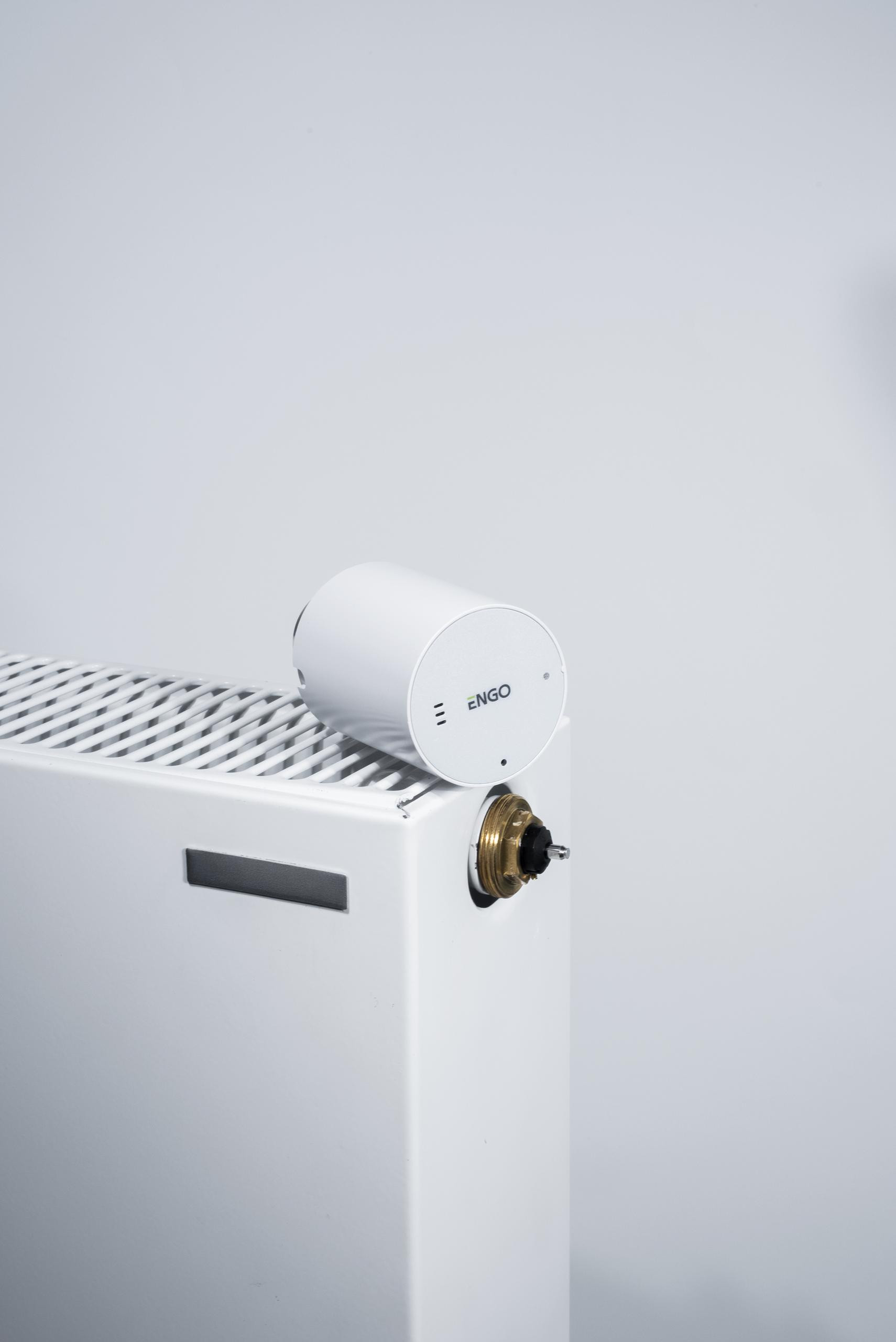 ENGO Controls Inteligentny zestaw ogrzewania Czarny (E25-BATB + ETRV-M30 + EPlug WiFi) | Hurton.pl